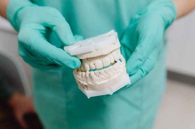 Resina dental |🦷 Qué es, para qué sirve y cuándo se recomienda